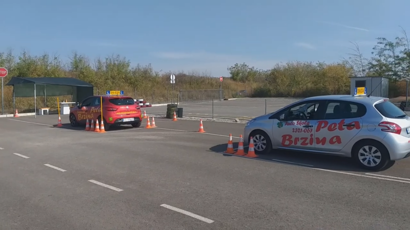 Upravno parkiranje vs paralelno parkiranje: Šta je praktičnije?